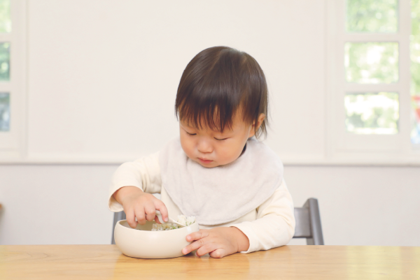Introducing how to hold a spoon at each developmental stage! Tips for ...