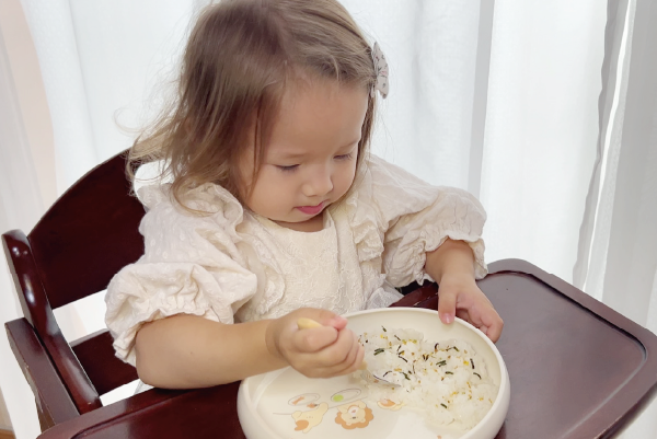 Introducing how to hold a spoon at each developmental stage! Tips for ...