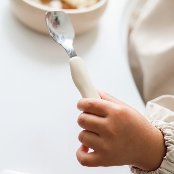 Introducing how to hold a spoon at each developmental stage! Tips for ...