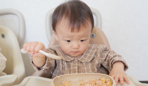 Introducing how to hold a spoon at each developmental stage! Tips for ...