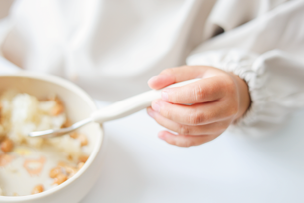 Introducing how to hold a spoon at each developmental stage! Tips for ...