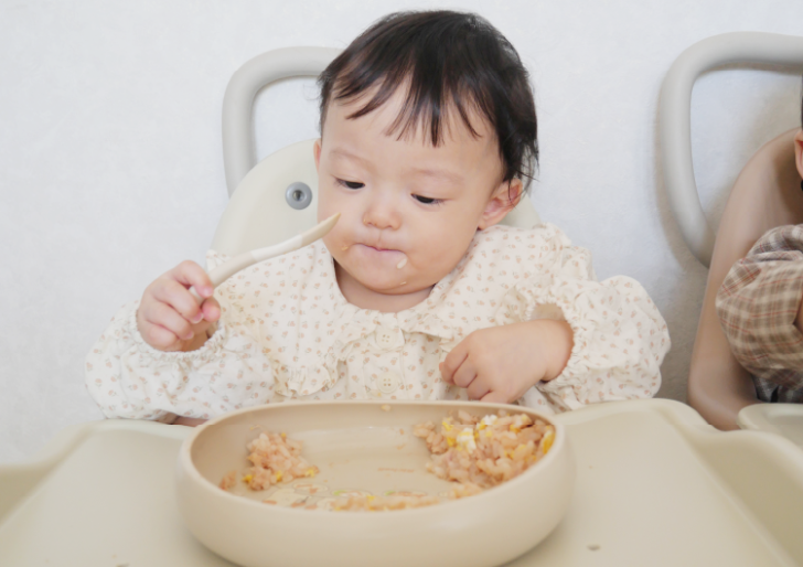 Introducing how to hold a spoon at each developmental stage! Tips for ...
